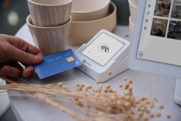 How Does a Debit Card Work? Your Simple Guide to Using Debit Cards in ...