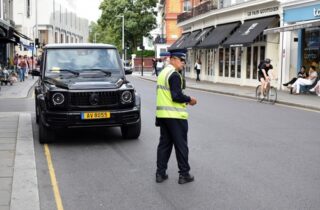Can You Park on a Single Yellow Line? UK Parking Rules Explained | Remitly